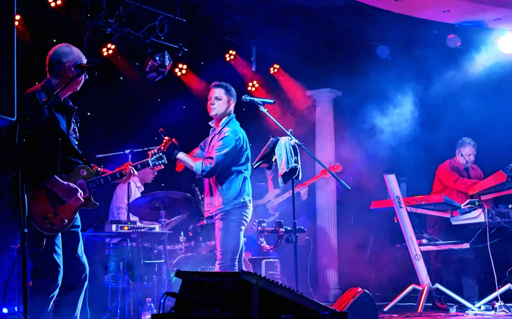 Regener8 - THE UK'S PREMIER 80s TRIBUTE BAND